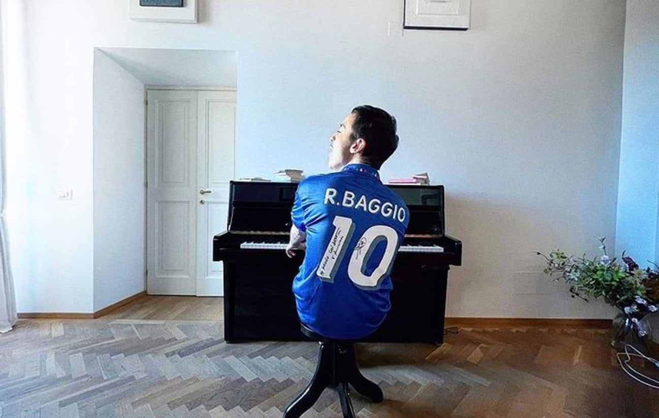 Roberto Baggio, l'autografo sulla Fiat Panda di un tifoso. VIDEO | Sky TG24